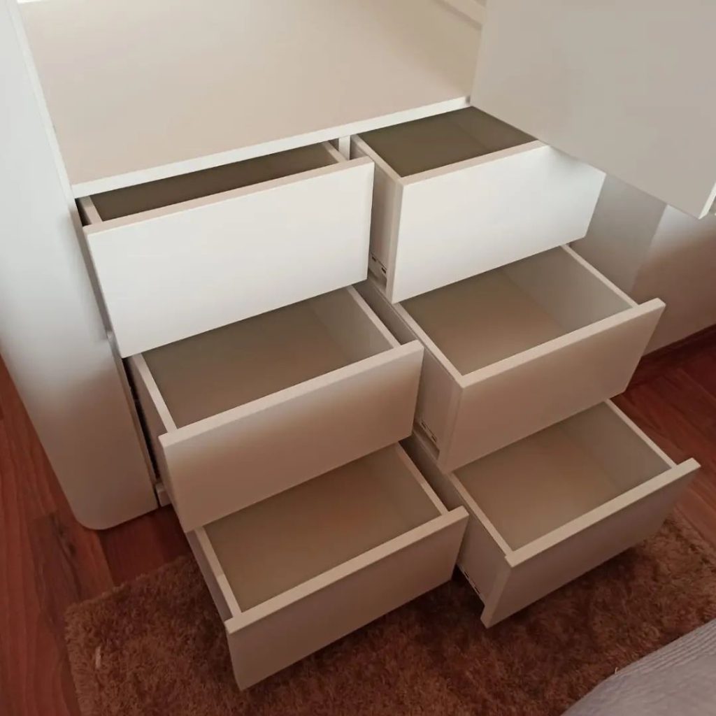 Small wardrobe with rounded corner | WOODMAN.PT