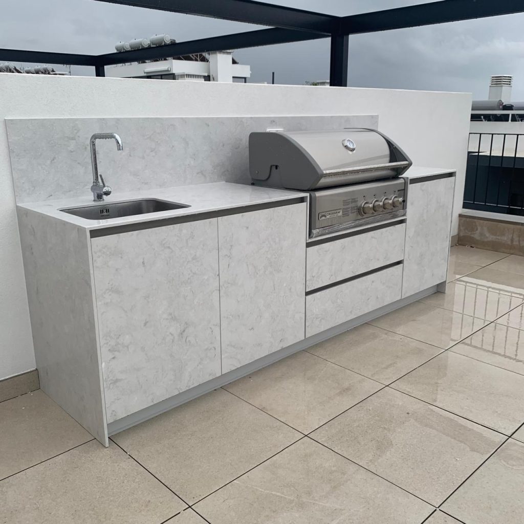Outdoor kitchen with stone facades | WOODMAN.PT